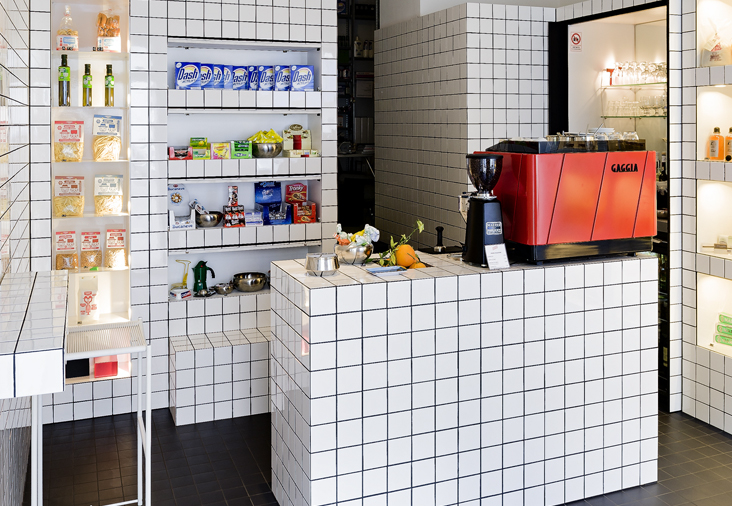 Conoce este mini supermercado de 33 metros con todo y cafetería