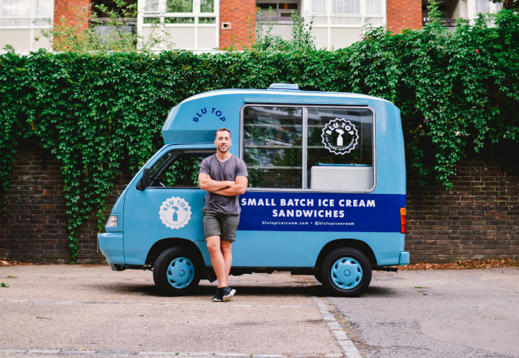 El emprendedor que vende sándwiches de helado en su furgoneta