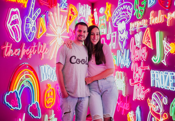 Emprendedores lanzan exitosa tienda virtual de letreros de neón