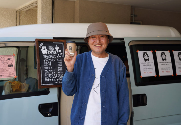 Emprendedor convierte su Combi en una increíble cafetería ambulante