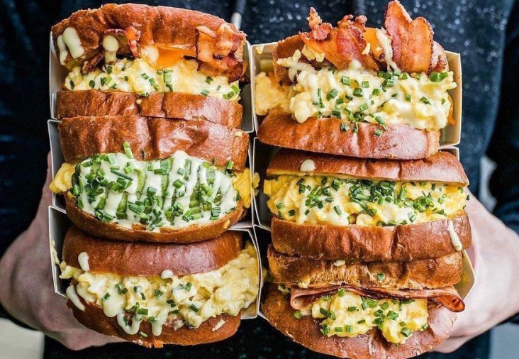 Sándwiches de huevo y buen café, la exitosa combinación de este negocio