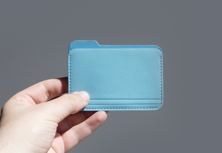 Diseñador convierte la carpeta de las computadoras en una cartera real