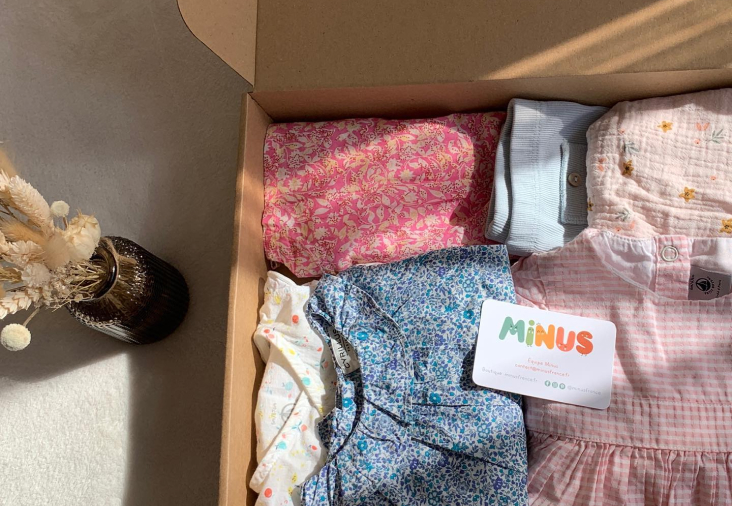 Minus, una caja circular de ropa para bebé