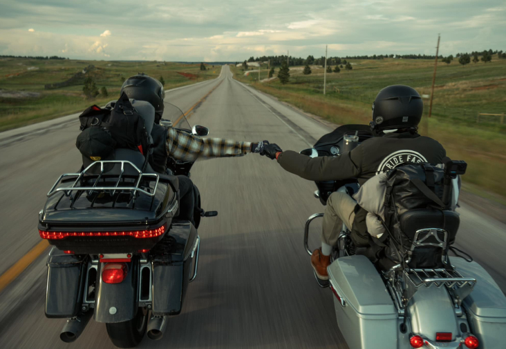 EagleRider: Alquiler de motocicletas con enfoque en viajes y experiencias