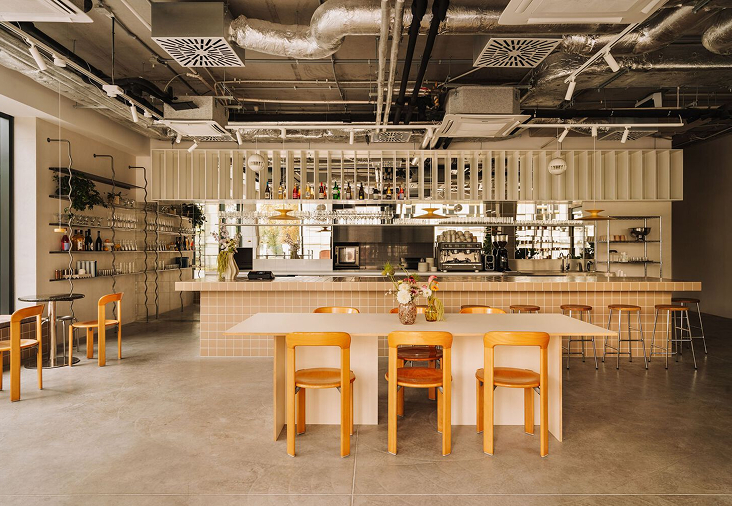 Café Helen: Diseño multifuncional en Wrocław