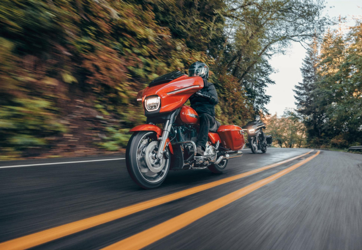 EagleRider: Alquiler de motocicletas con enfoque en viajes y experiencias