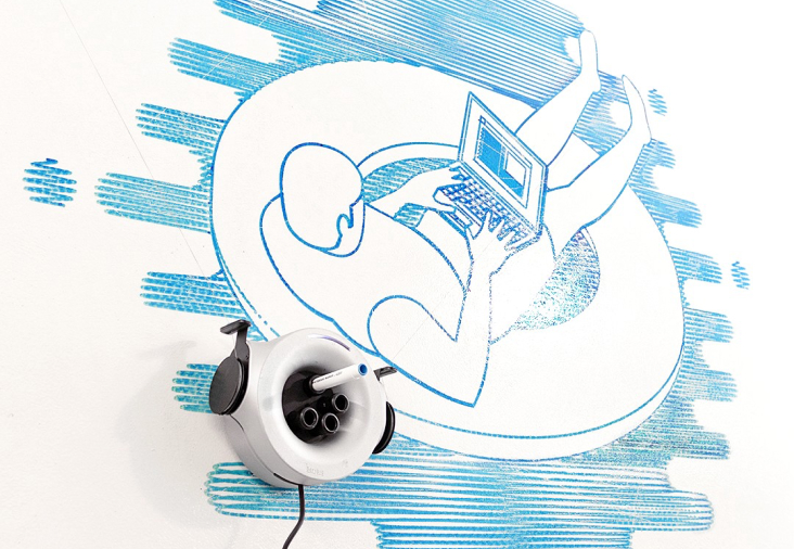 El robot de escritura que convierte cualquier pared en pizarra interactiva