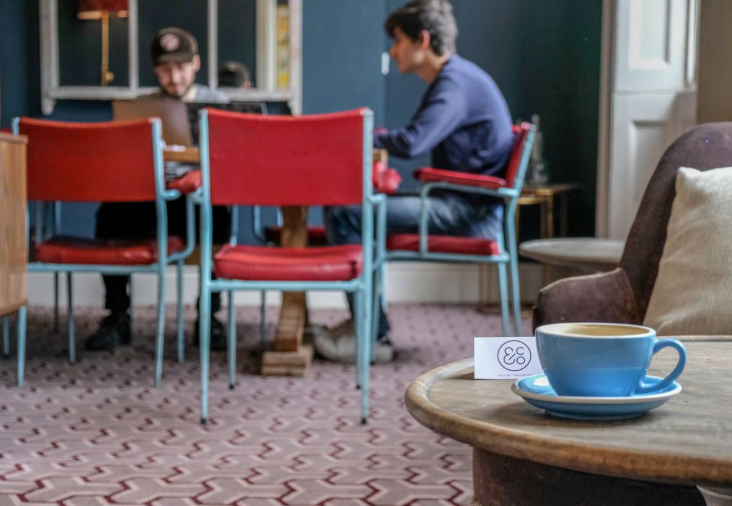 La startup que convierte restaurantes y cafeterías en espacios de cowork