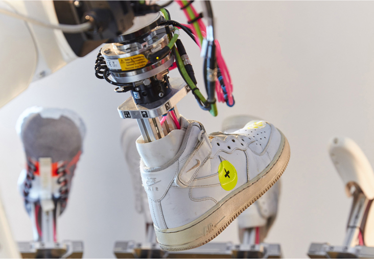 La nueva tecnología de Nike: Un robot reparador de calzado