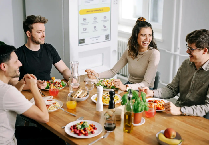 El negocio que instala máquinas expendedoras con sushis y ensaladas