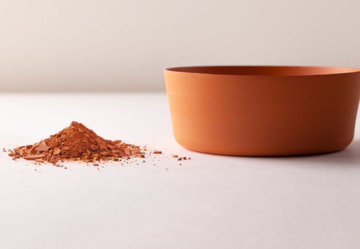 Crean vasos desechables de barro para beber café, ¡mira este invento!