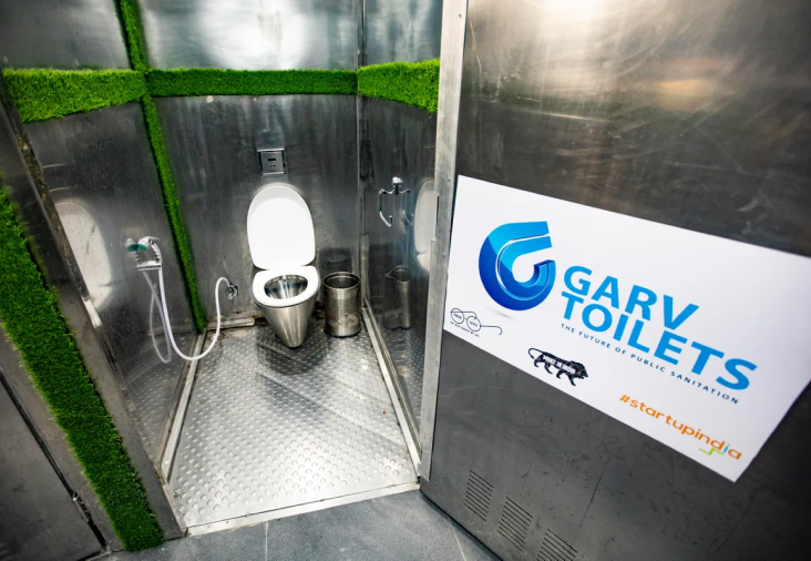 El negocio que instala baños públicos indestructibles en zonas rurales