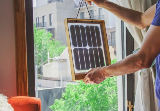 Un cargador solar de móviles para tu ventana